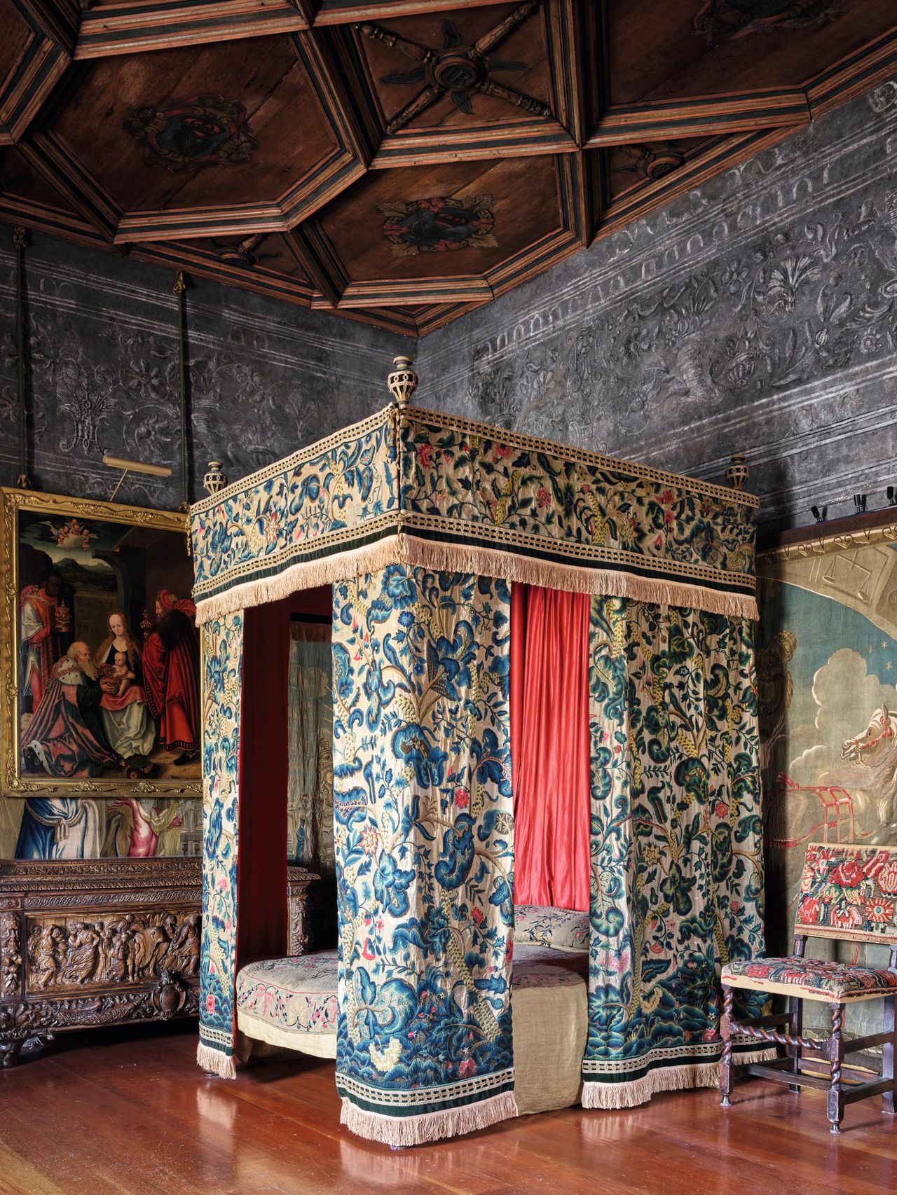 Holyrood: Inside The King's official residence in Scotland, from throne ...