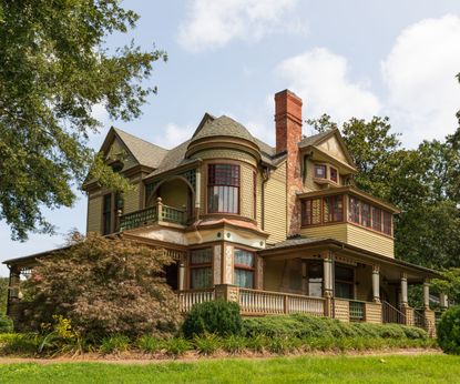 Queen Anne style homes – 5 homes that showcase traditional American ...