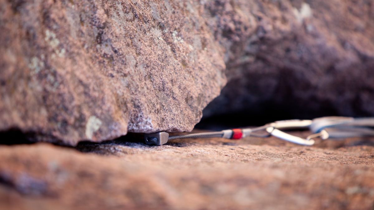 How to place climbing nuts | Advnture