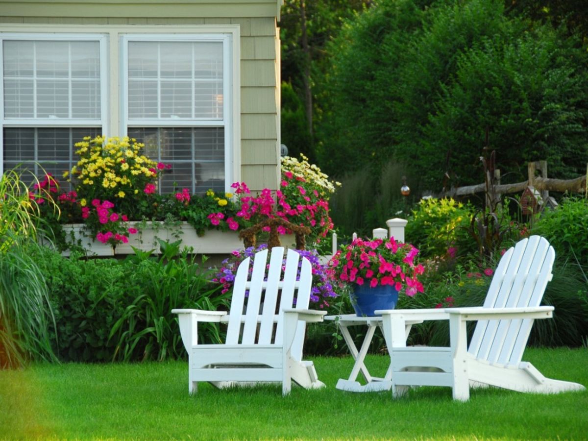 Front Yard Seating Living Space In Front Of The House Gardening Know How
