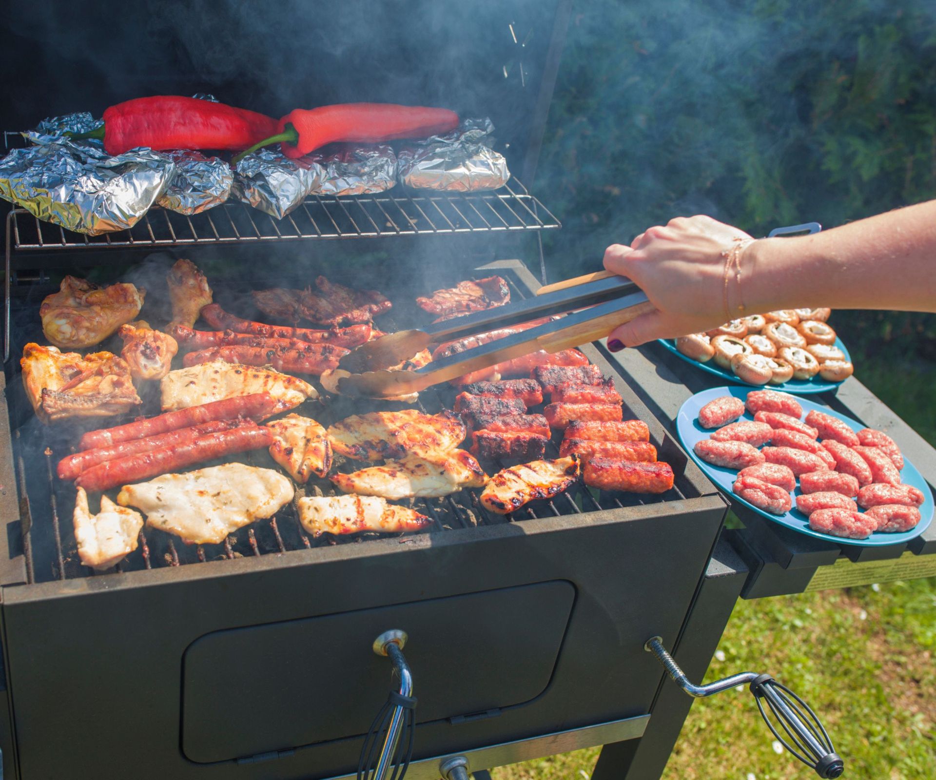 When should you grill with the lid closed? Expert chef advice | Homes ...