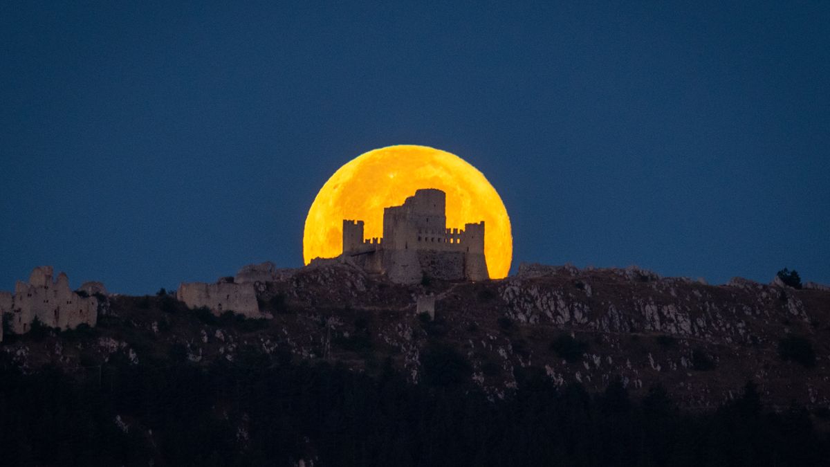 July 2025 full 'Buck Moon' dazzles skywatchers worldwide (photos) | Space