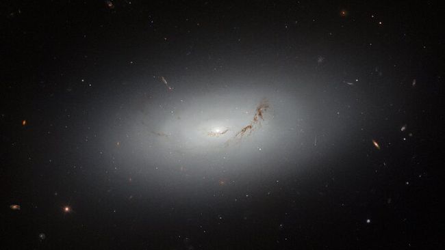 Hubble telescope spots glowing galactic disk in deep space (photo) | Space