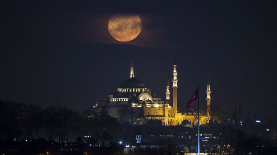 Amazing photos of Full Pink Moon of April 2022 (gallery) | Space