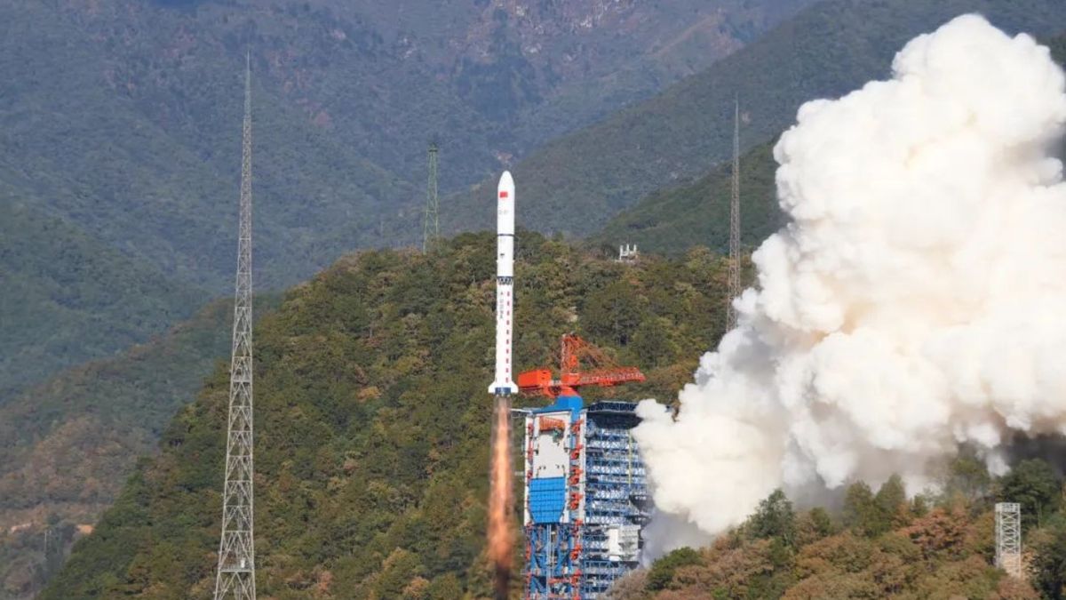 China lofts Yaogan spy satellites on 500th Long March rocket launch ...