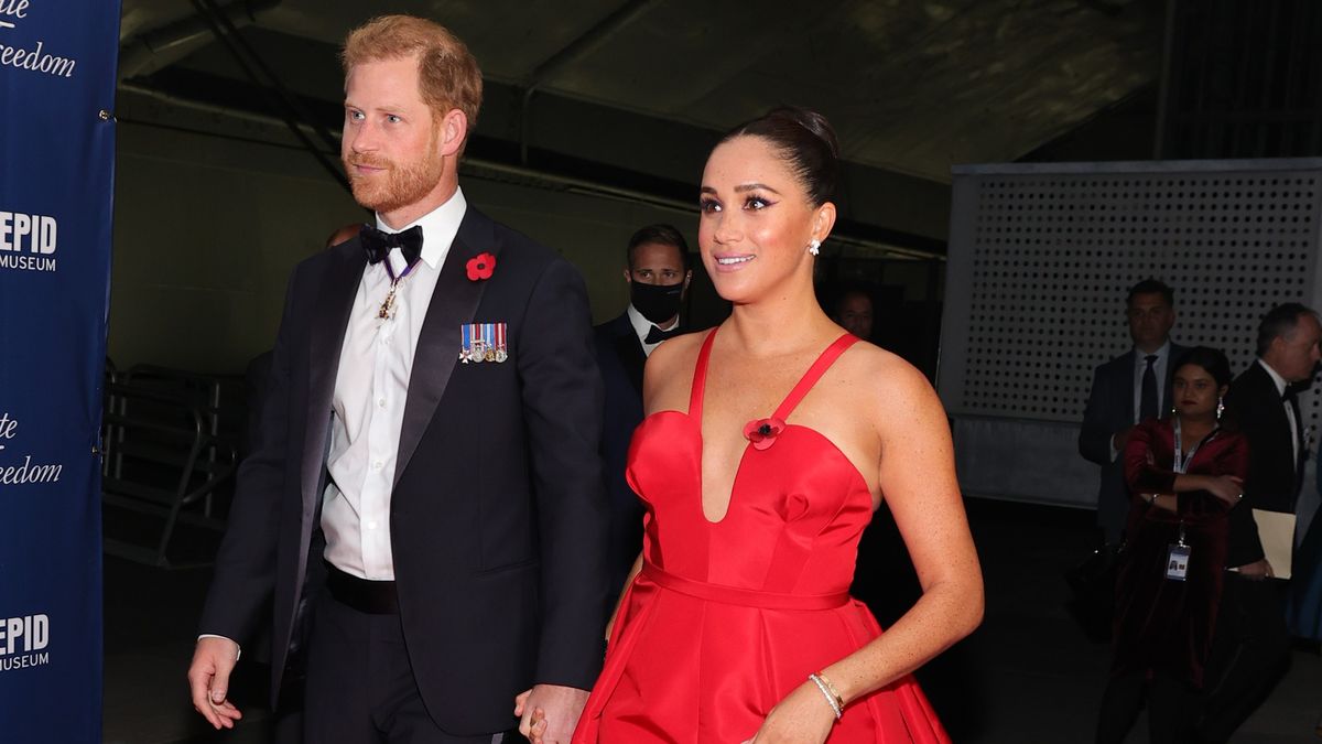 Meghan Markle & Prince Harry Won't Go to Queen Elizabeth's Christmas ...
