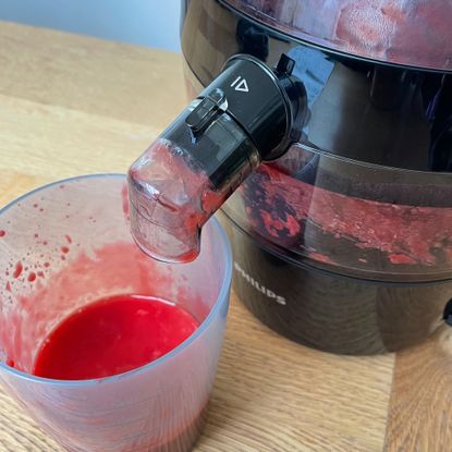 We tried the Philips Viva Centrifugal Juicer, which can do everything ...
