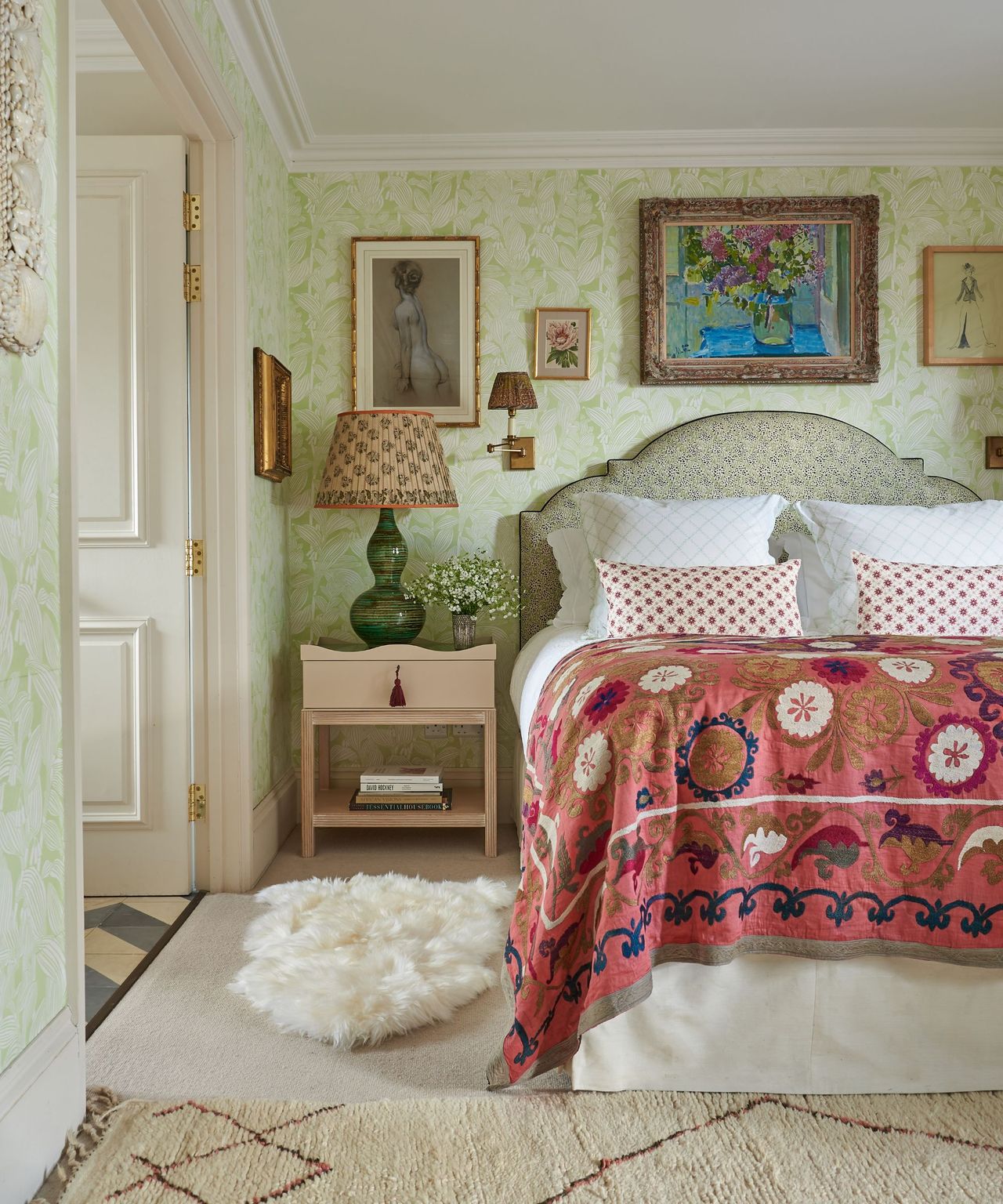 7 collectibles interior designers look for when antique shopping ...