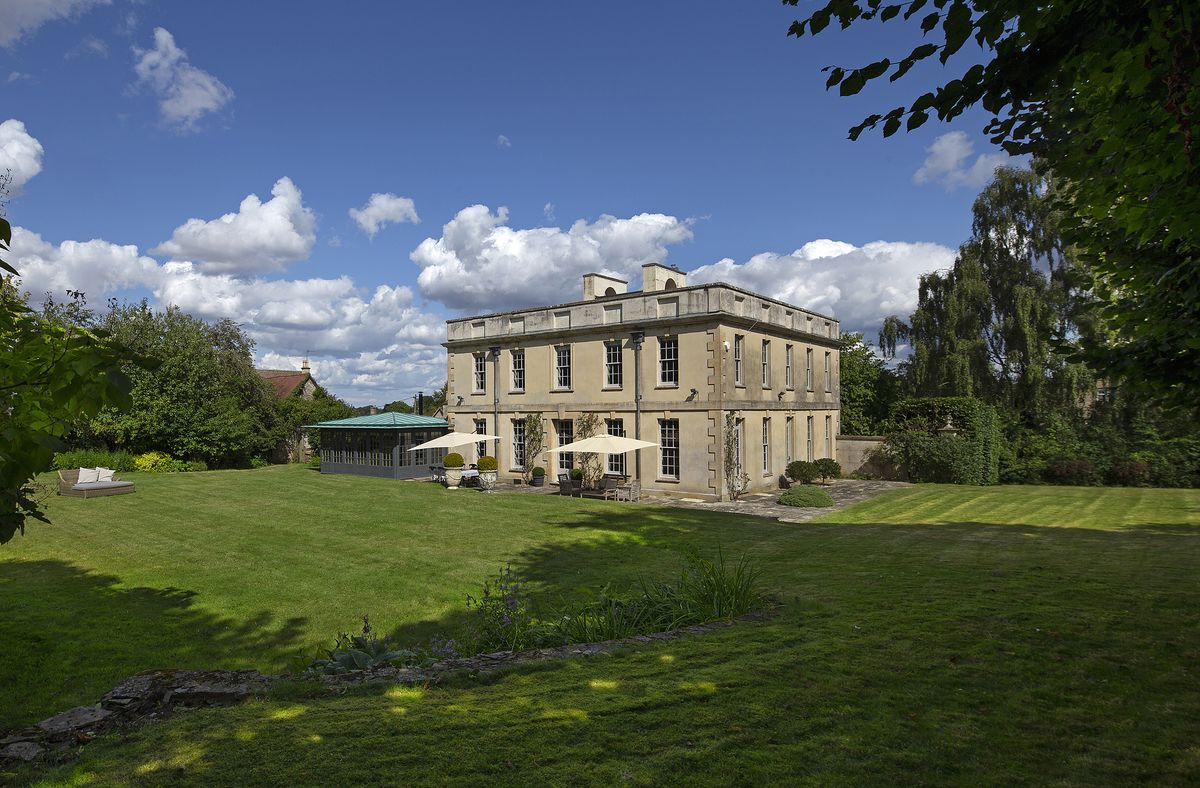 A superb post-war home so brilliantly designed in the Georgian style ...