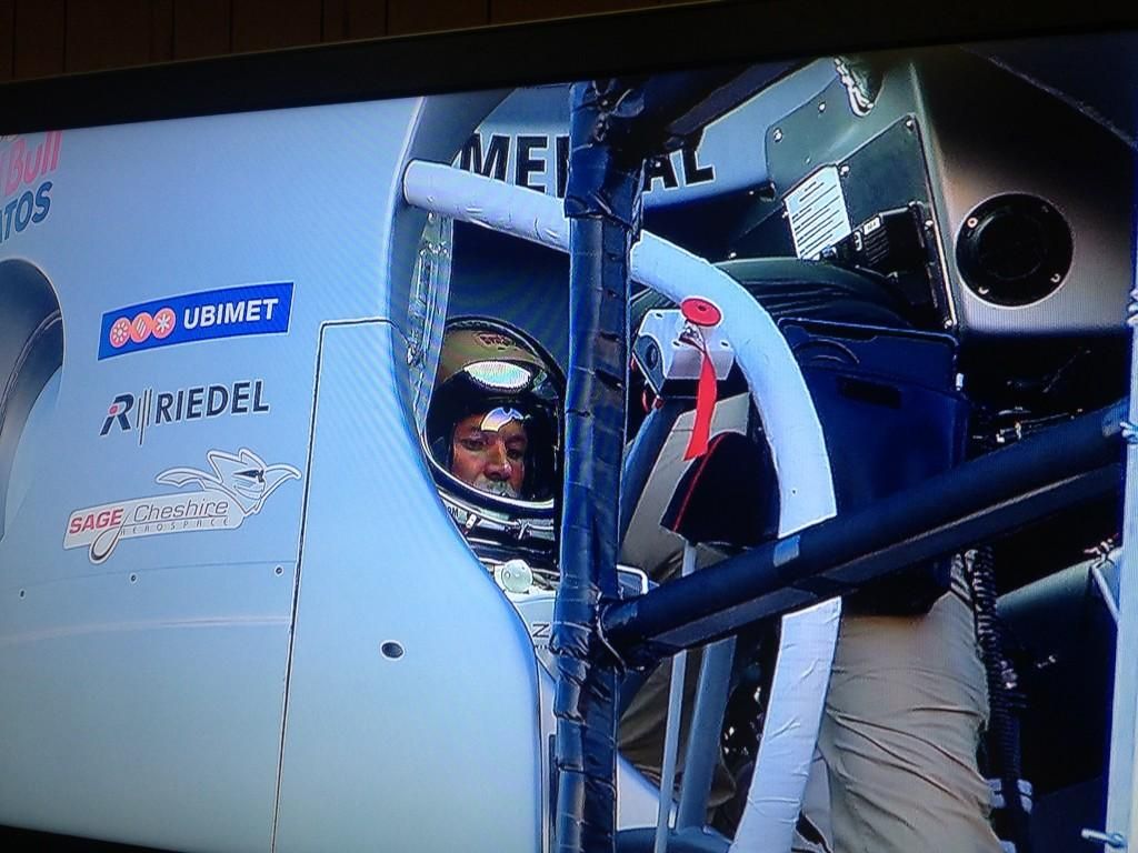 Photos: Daring Skydiver Makes Record 24-Mile Supersonic Jump: Page 3 ...