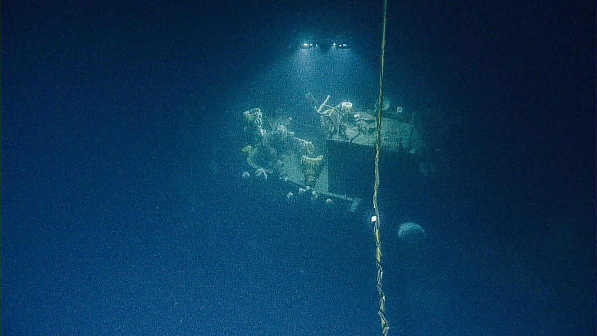 In Photos: Dive to USS Independence Wreck | Live Science