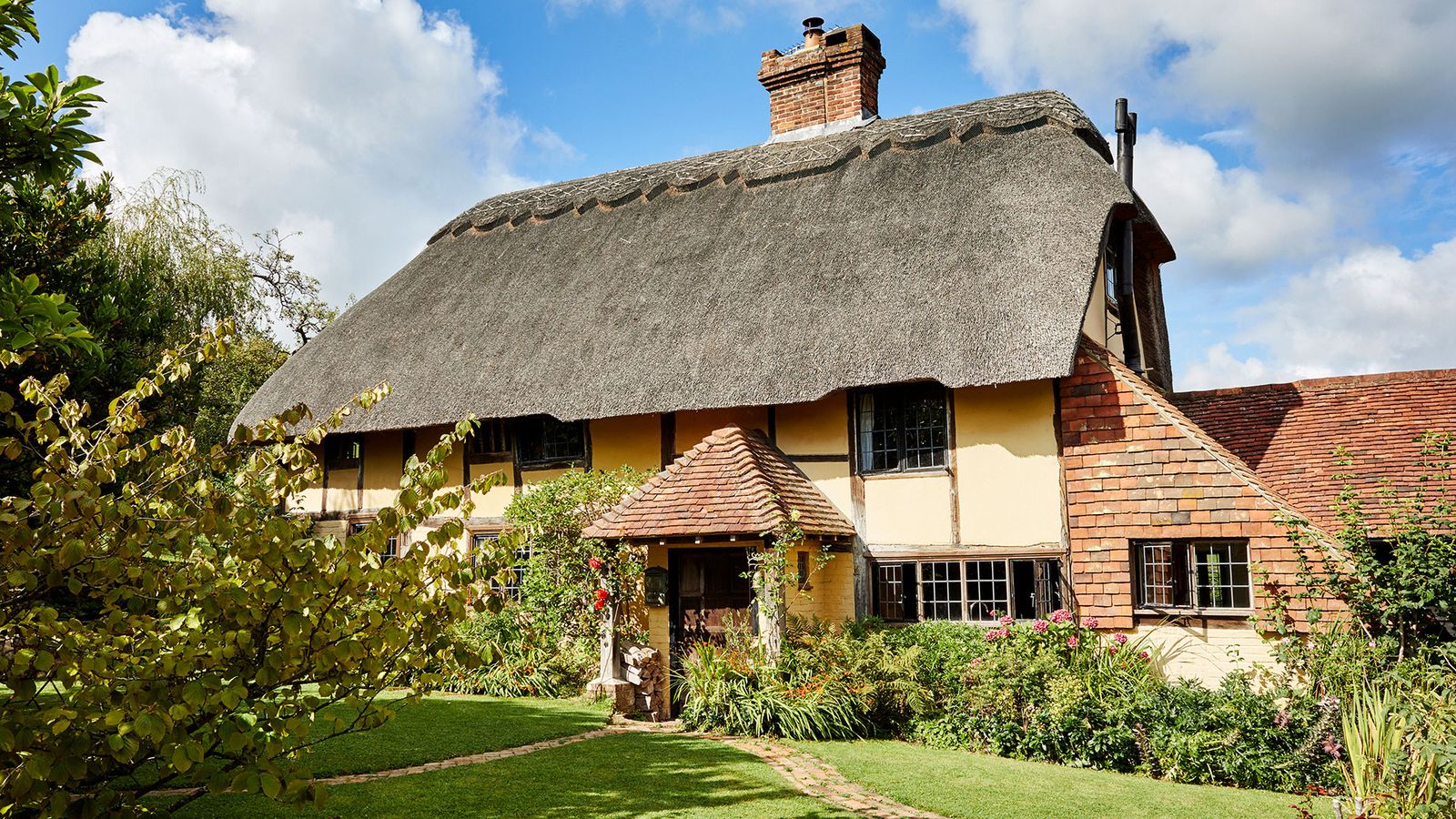 Thatched roof guide: the historic craft making a comeback | Homes and ...