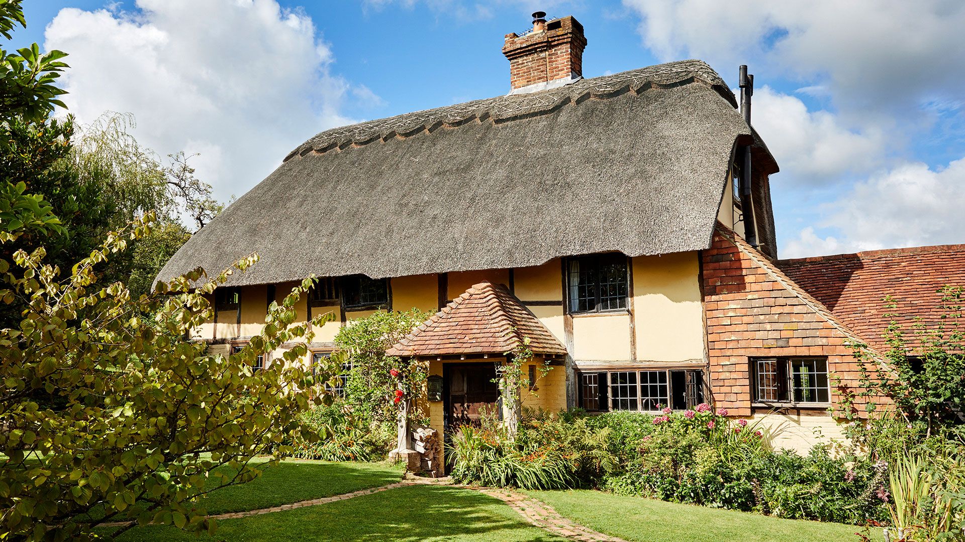 Thatched roof guide: the historic craft making a comeback | Homes and ...