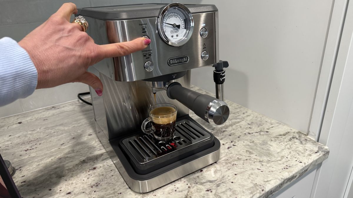 De'Longhi Linea Classic Espresso Machine review: a budget-friendly ...