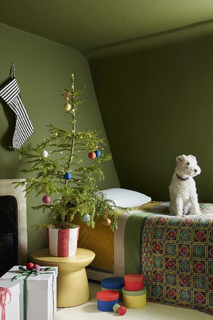 How to decorate a small Christmas tree in 12 easy ways