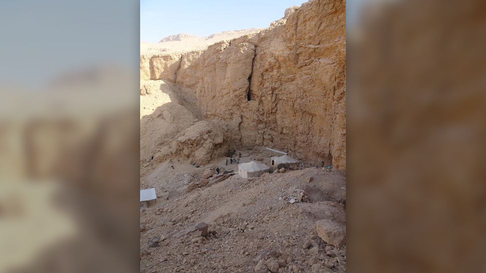 Royal tomb discovered near Luxor dates to time when female pharaoh co ...