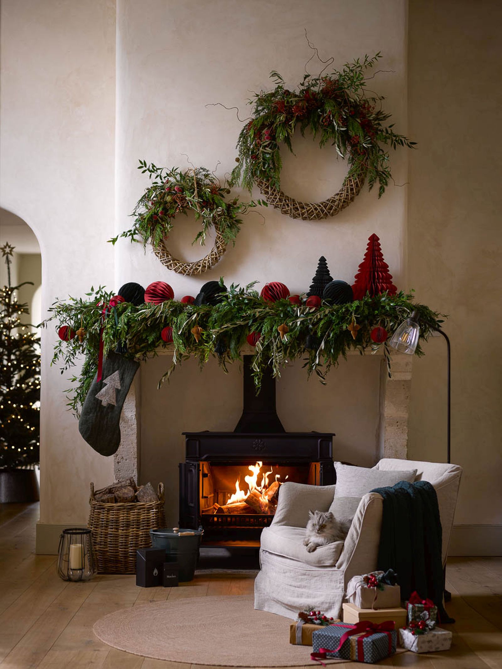 How to make a wall display with wreaths: expert tips | Homes and Gardens