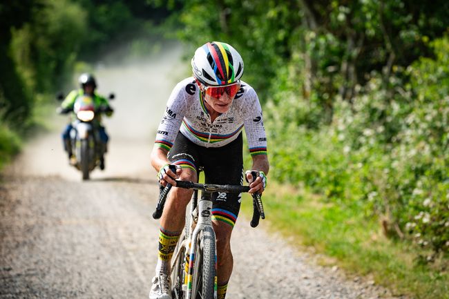 UCI Gravel World Series – Marianne Vos delivers solo victory in rainbow ...
