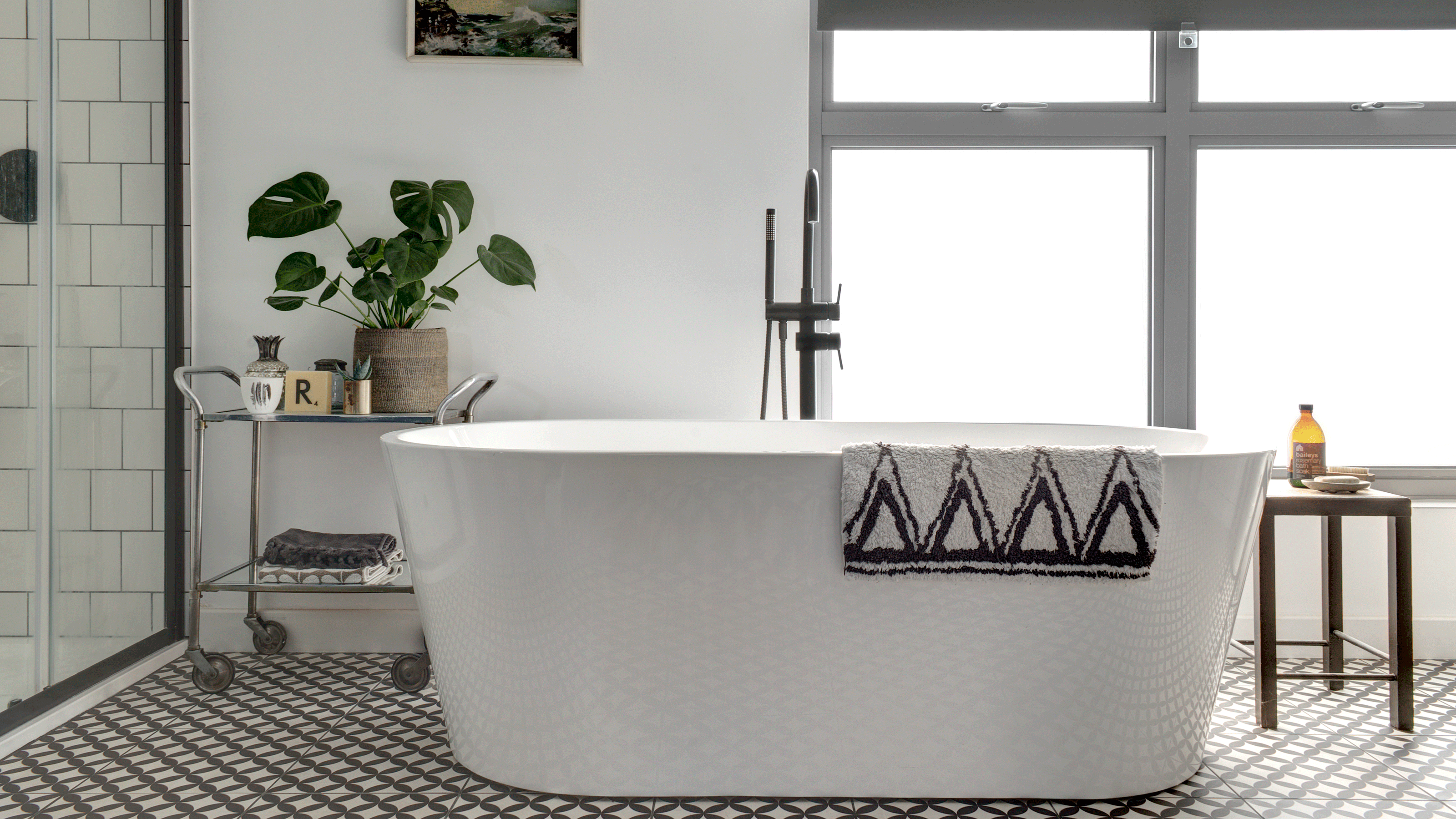 How to repair a chip in bath to get it looking like new | Ideal Home