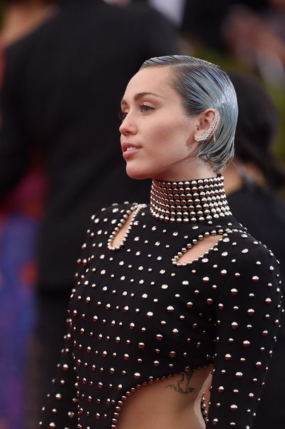 Miley Cyrus' Hair Is Now Styled into a Lob for the 2019 Met Gala ...