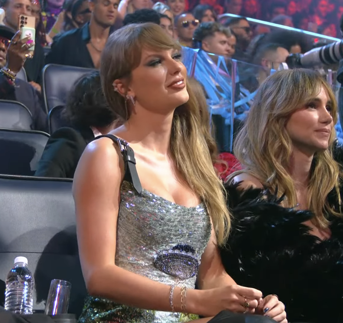 Taylor Swift Came To The VMAs Dressed In A Plaid Gown That Looks Like ...