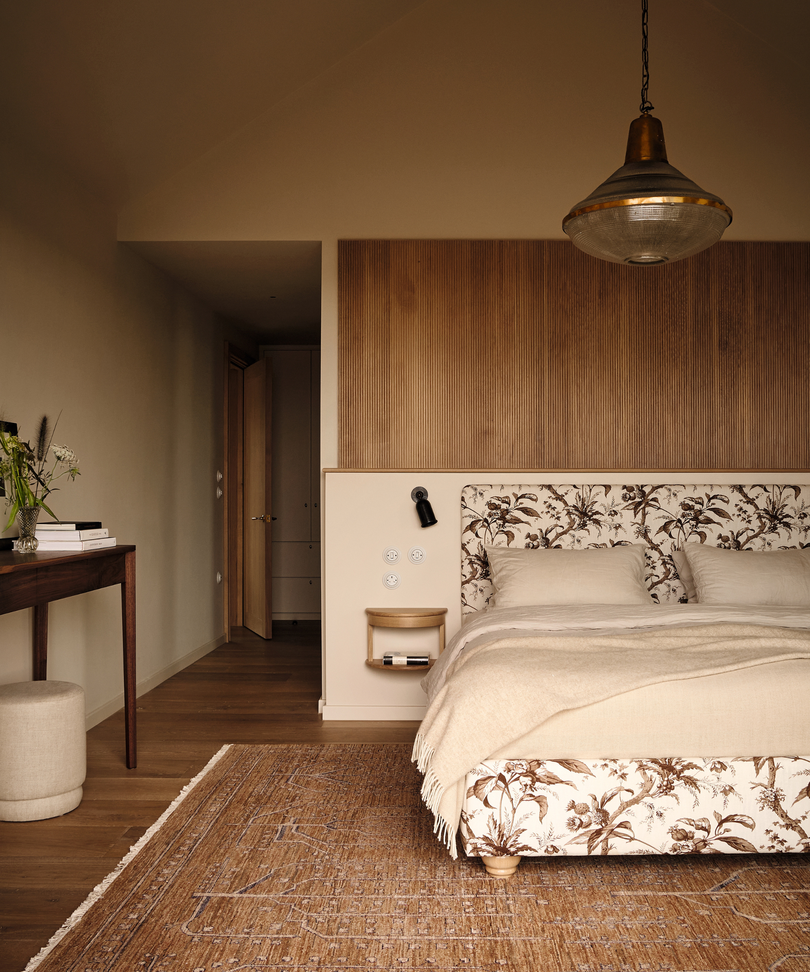 This vacation home reveals a contemporary take on British coastal style ...