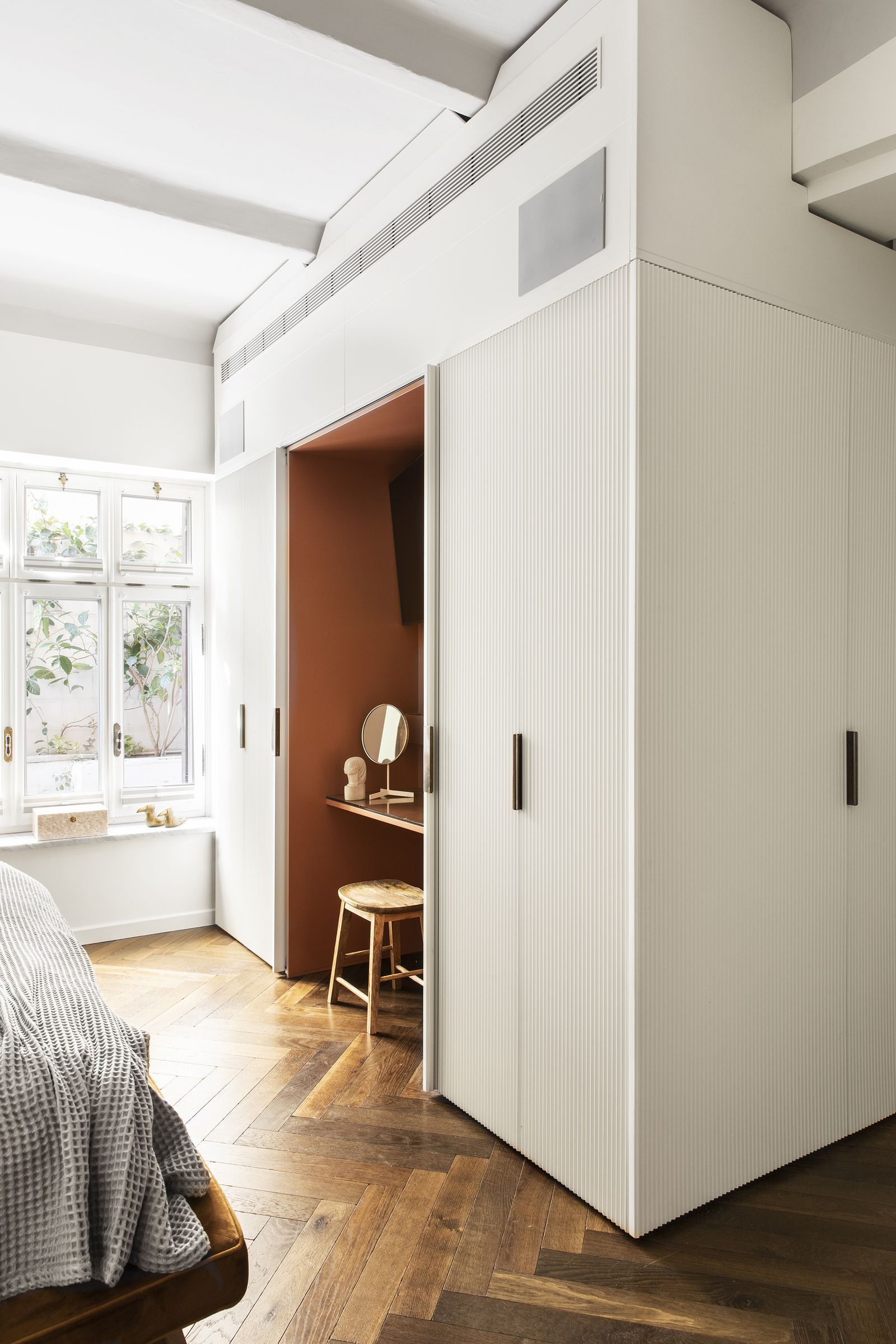 Here's 17 Ways to Divide a Bedroom Into Two Separate Rooms