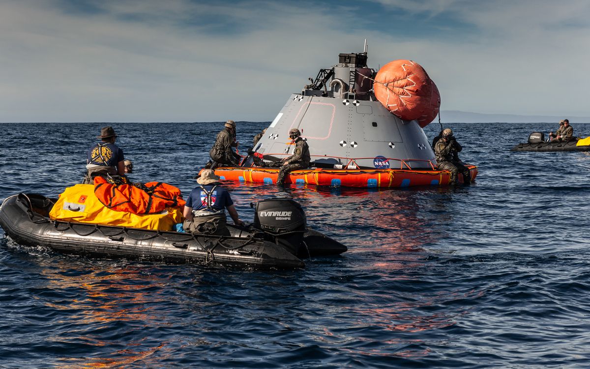 Spectacular Photos: NASA Practices Orion Space Capsule Recovery at Sea ...