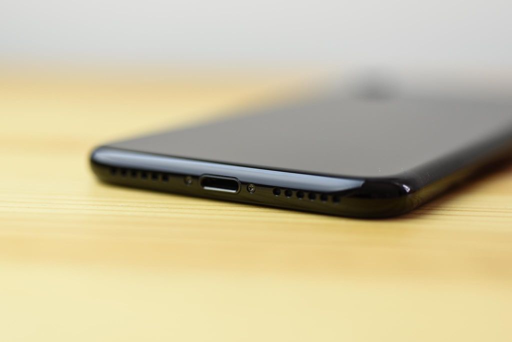 The Jet Black iPhone 7, up close | iMore