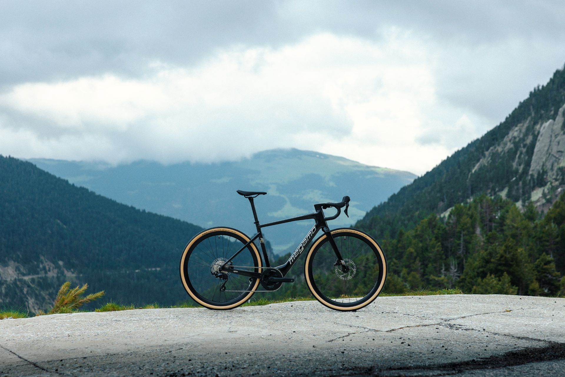 Megamo Upon: first road bike with DJI's 1,500W Avinox Motor | Cycling ...