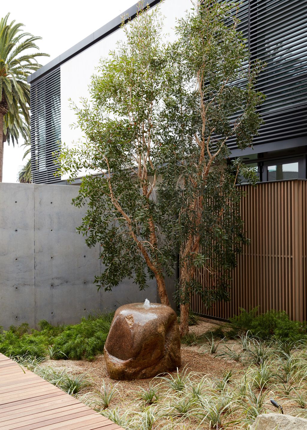 5 different ways to landscaping your front yard with rocks | Livingetc