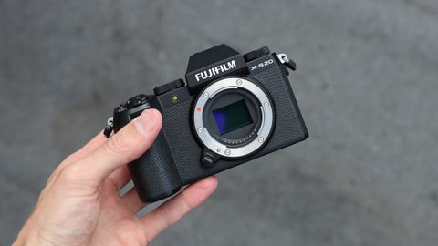 Compact cameras are trendy, but these 7 small mirrorless kits are much ...