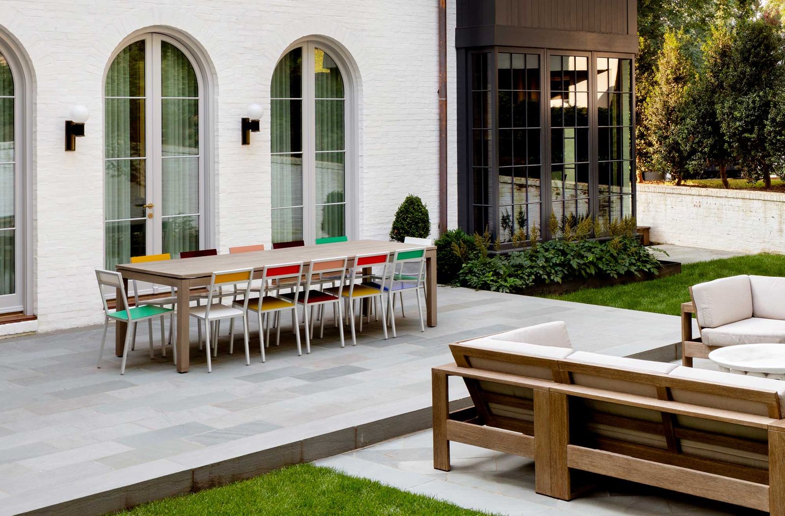 Colorful backyards – 11 color schemes for porches and patio | Livingetc