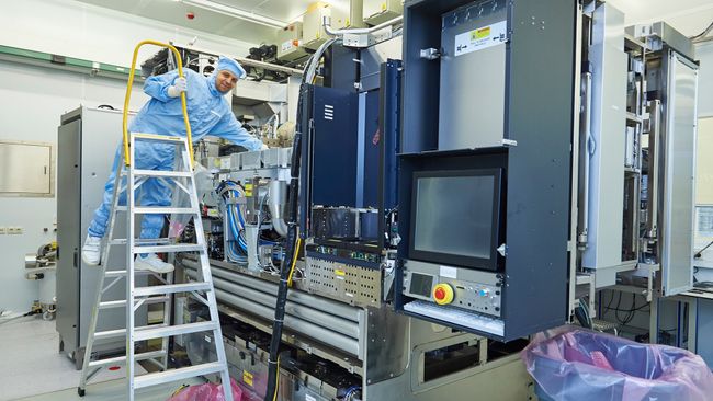 Plans to shrink particle accelerators by 1,000x could speed chipmaking ...