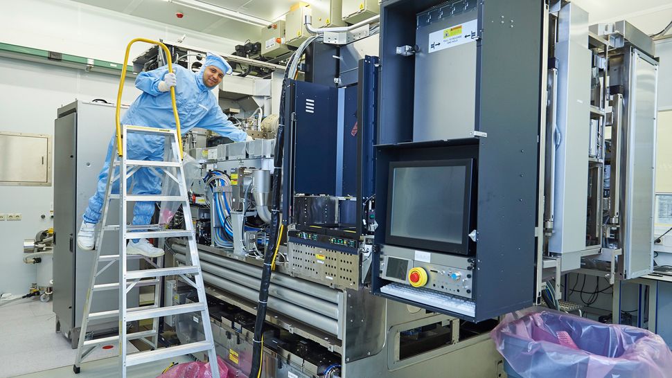 Plans to shrink particle accelerators by 1,000x could speed chipmaking ...