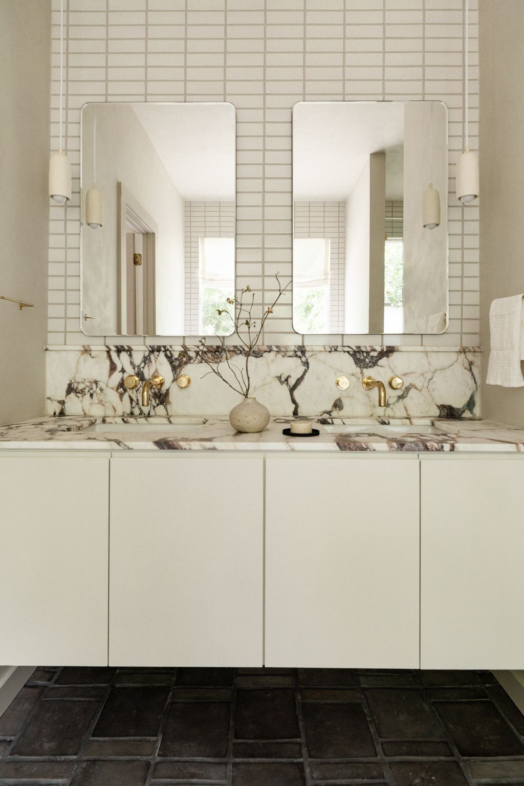 7 layout ideas to try for awkwardly shaped bathroom | Livingetc