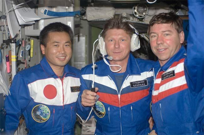 Dads in Space Make Time for Family | Space