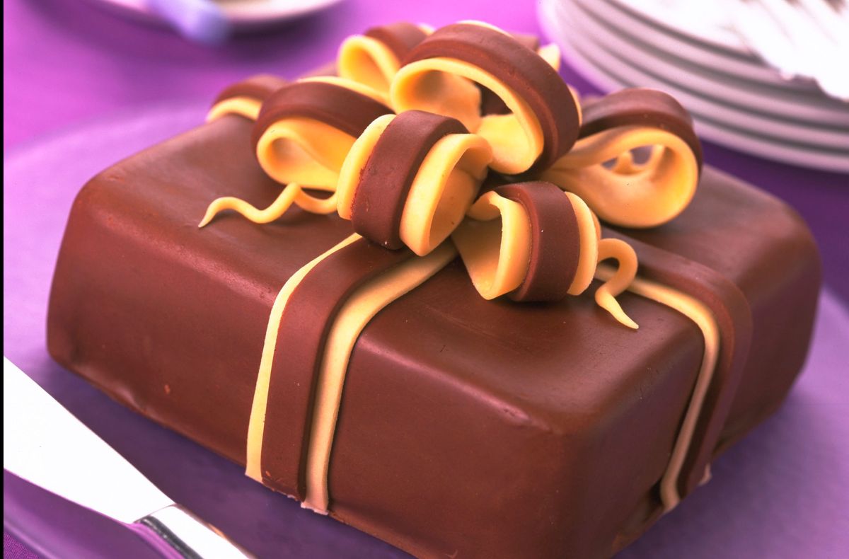 Christmas gift cake | Dessert Recipes | GoodtoKnow