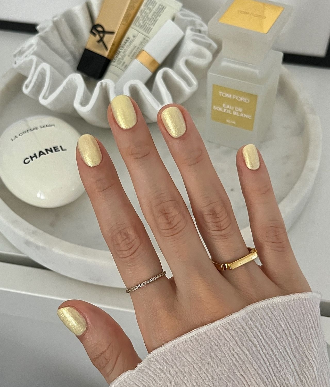 17 Gold Nail Ideas That Always Look Chic, From Manicurists | Who What Wear
