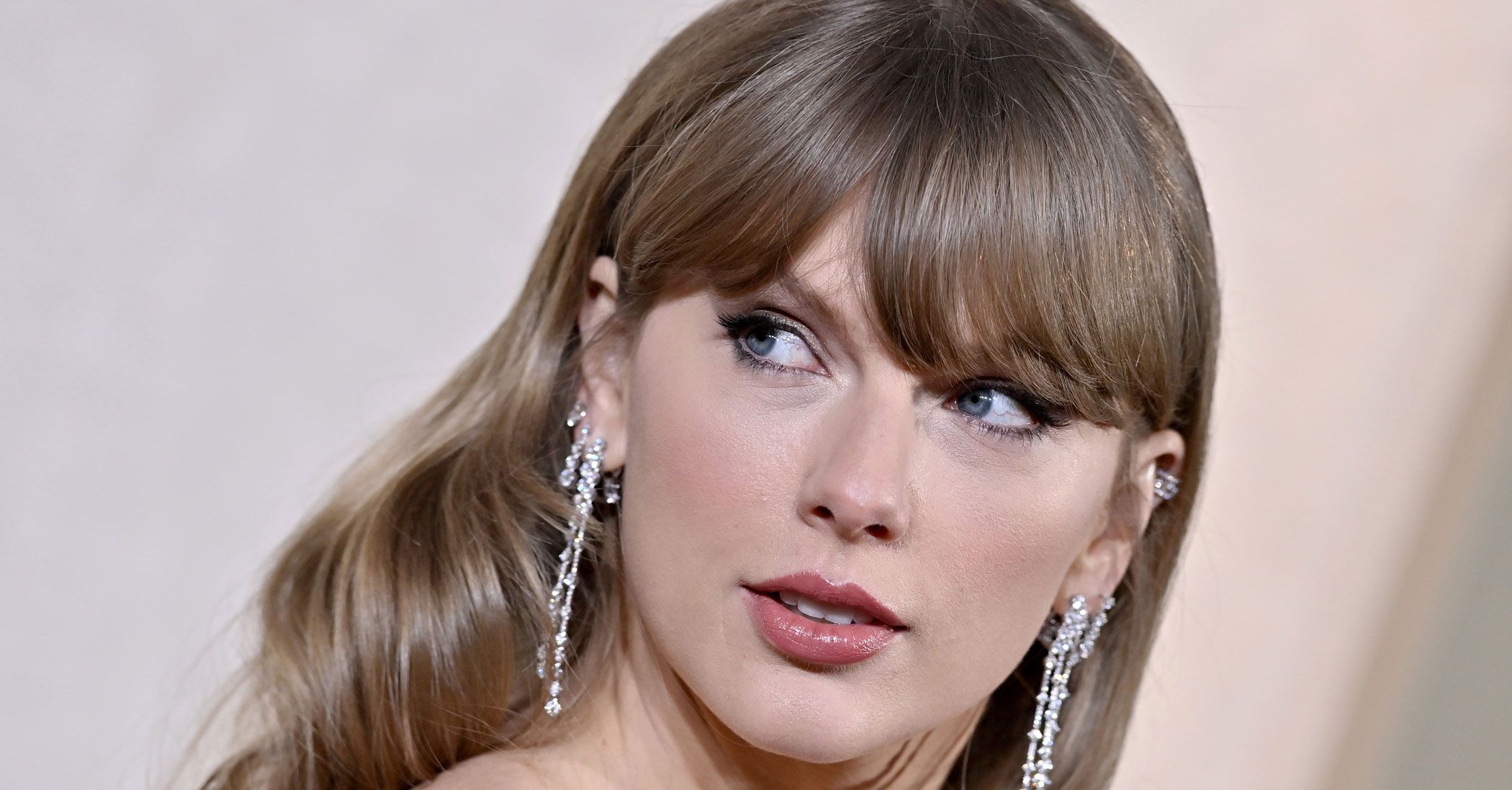 Taylor Swift Landed in London Wearing a Pretty Dress Trend | Who What Wear