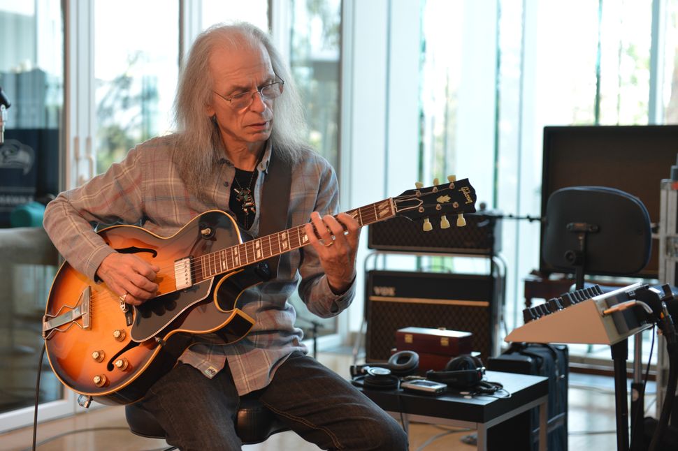 Yes Guitarist Steve Howe Discusses the Making of 'Fragile' and 'Close ...