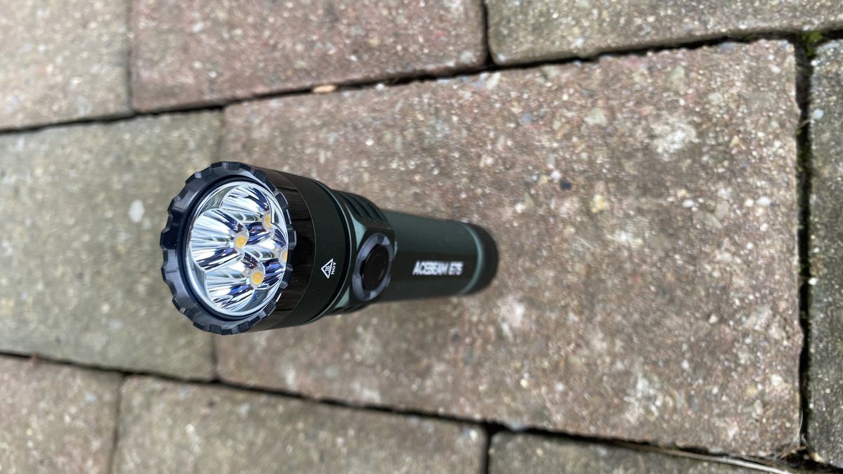 AceBeam E75 high-performance flashlight review | Advnture