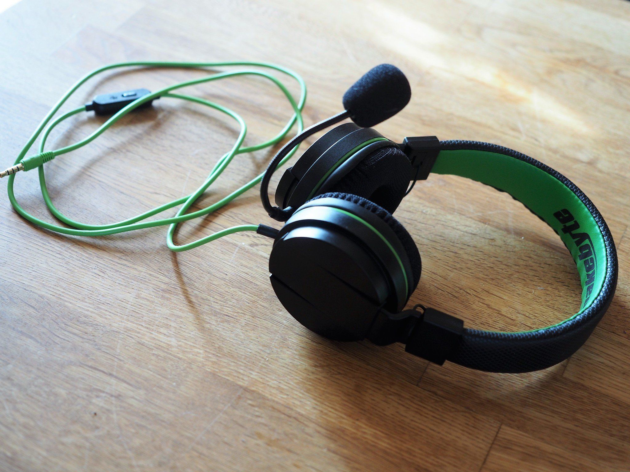 Snakebyte Head:Set X [Review]: Palm-sized Xbox headset, big audio ...