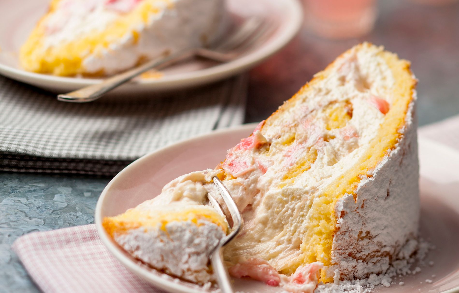Rhubarb and orange roulade | Baking Recipes | GoodtoKnow