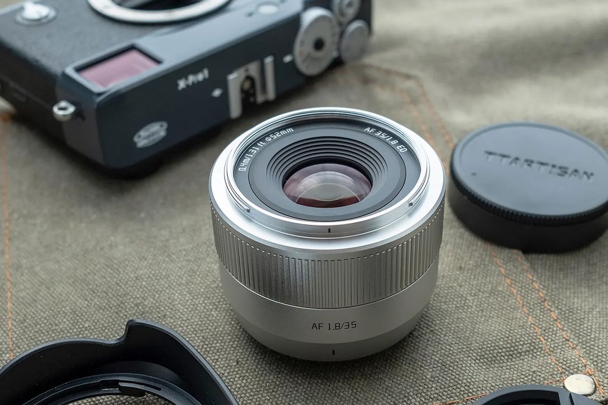 This new silver 35mm lens is making me want a Fujifilm X-Pro1 or Nikon ...
