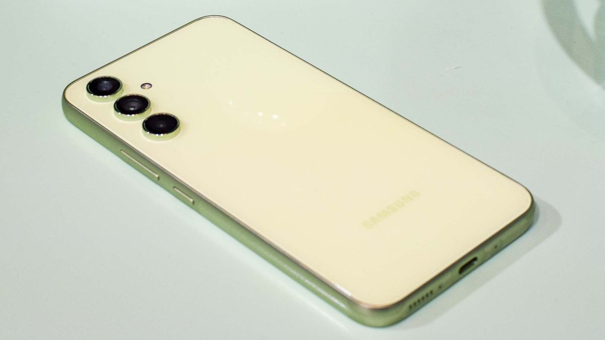 Google Pixel 7a vs. Samsung Galaxy A54: Which budget phone wins? | Tom ...