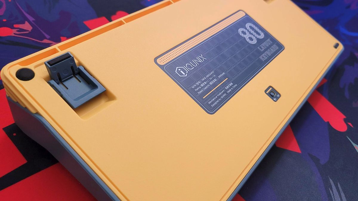 iQunix A80 Explorer Wireless Mechanical Keyboard Review: Retro Returns ...